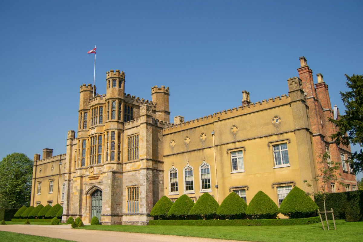 England's Grand Estates: 7 Stunning Country Manor Houses | Alan Rogers